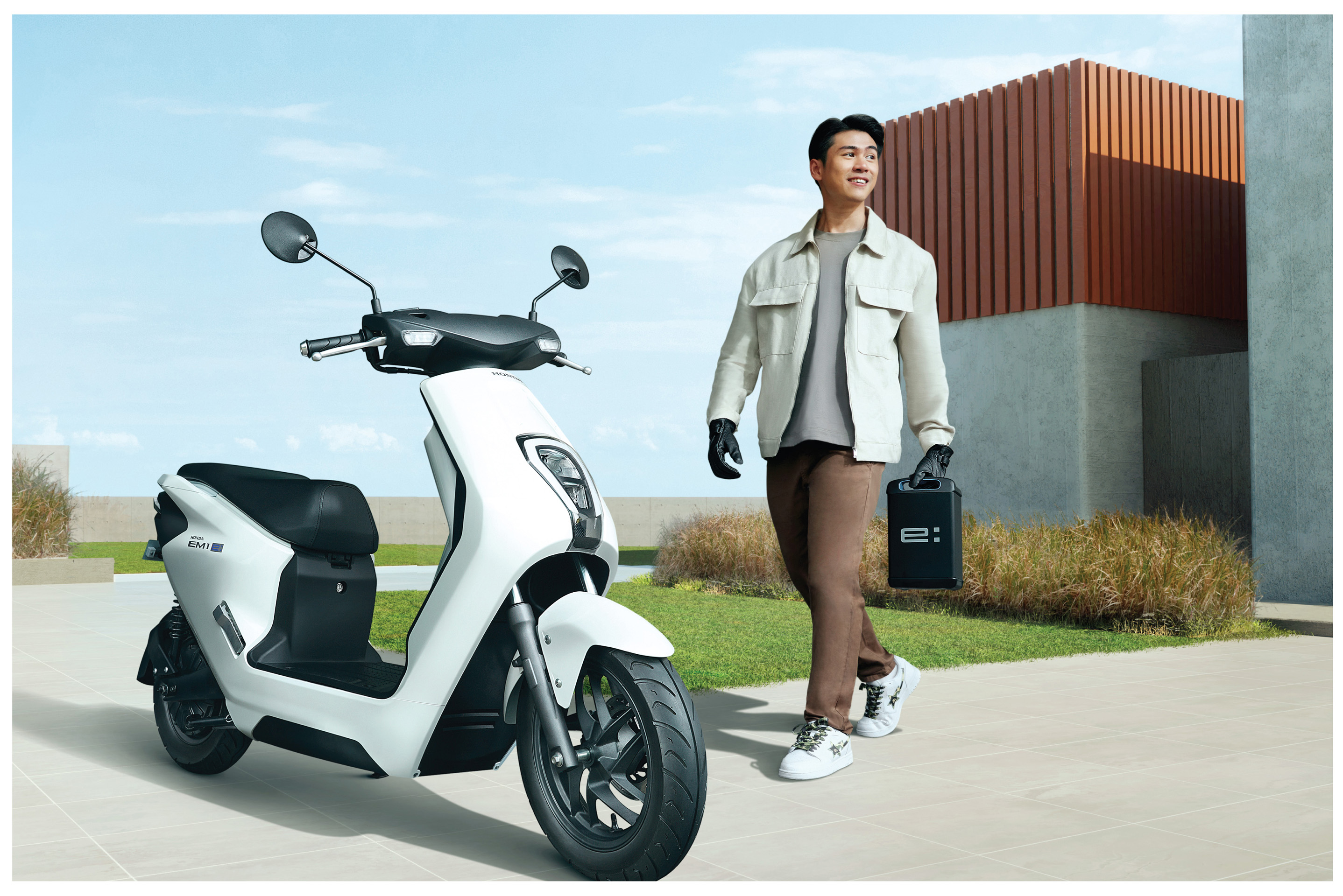 Cara Berkendara Motor Listrik | Astra Motor